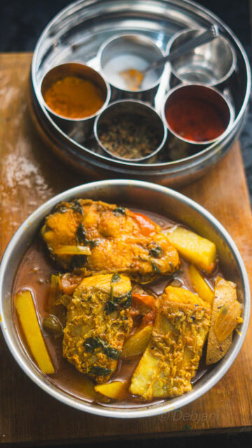 Macher Jhol Piyaj, Aloo, Tomato, Dhonepata diye | Bengali Fish Curry ...